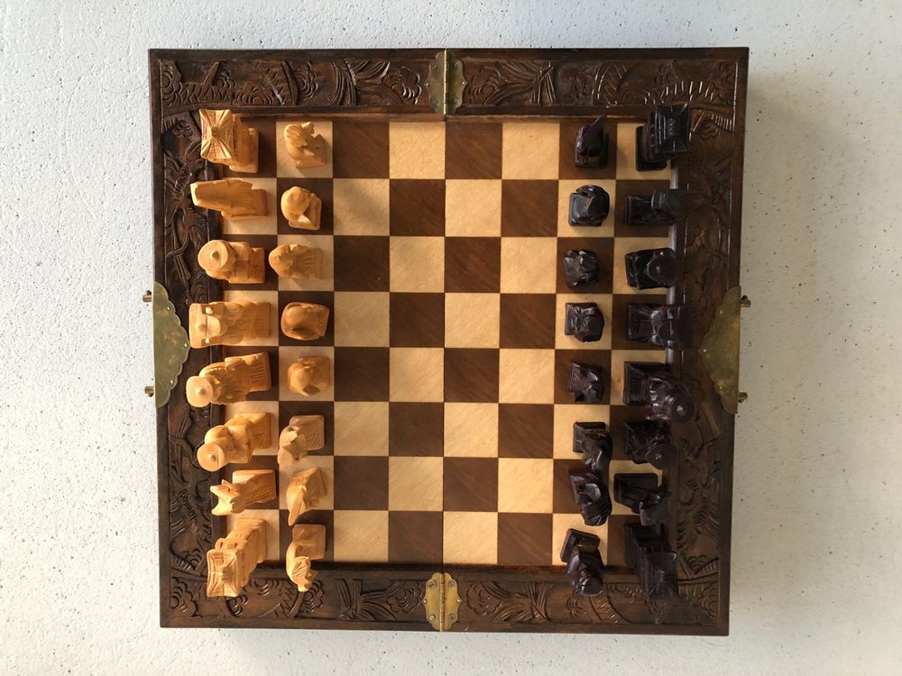 Schachspiel mit handgeschnitzten Figuren und Schatulle | Kaufen auf Ricardo