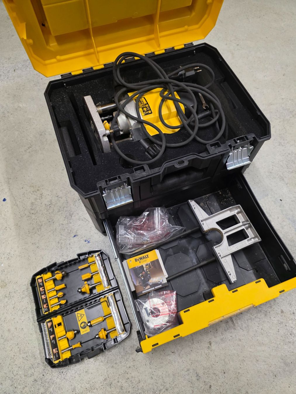 Dewalt Oberfräse DW615-QS Set mit Zubehör im Koffer (Gebraucht) in ...