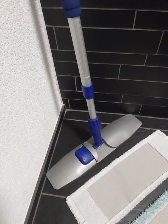 Wischmopp mit 2 Lappen und Teleskopstange (Gebraucht) in für CHF 1 ...