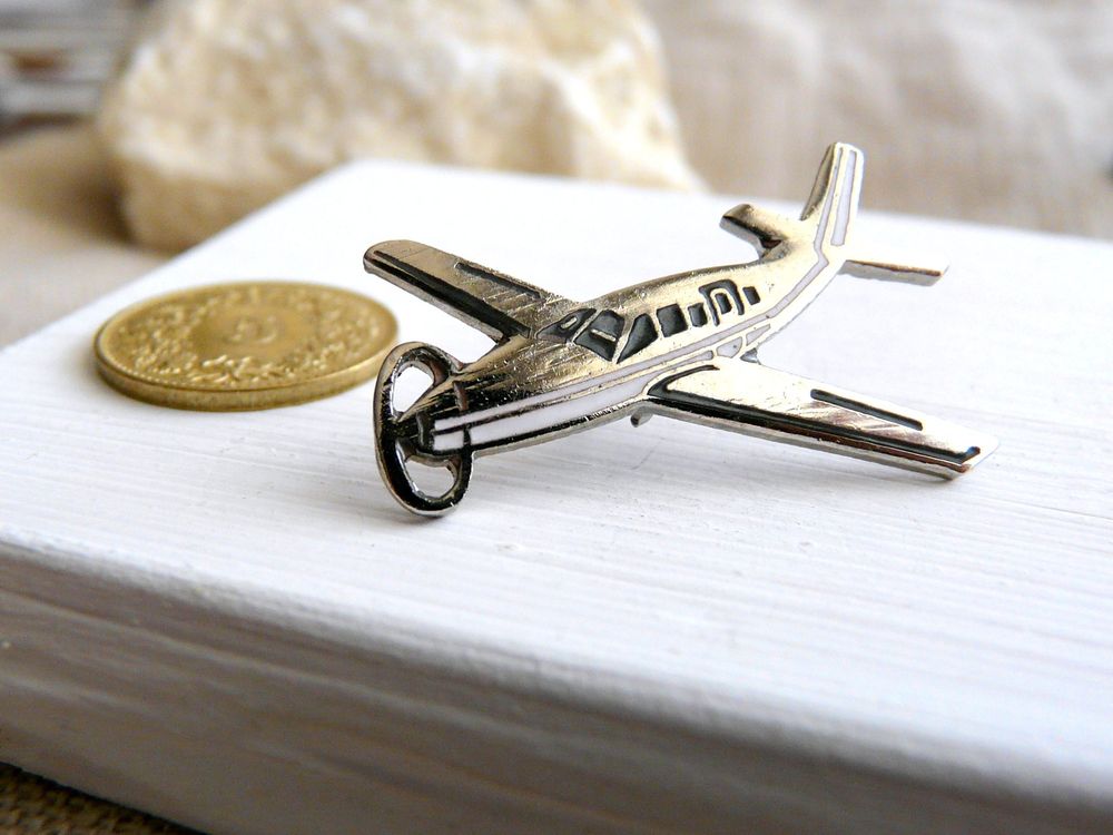 avion Flugzeug plane +Versand Pin M13V.39 (Gebraucht) in Pully für CHF ...