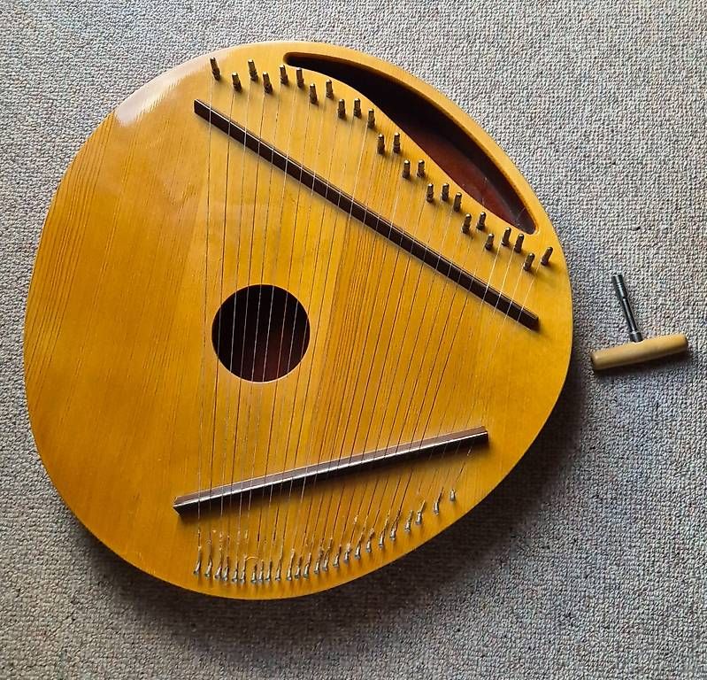 A vendre cithare modèle "Aura" 25 cordes neuve (Gebraucht) in Les ...