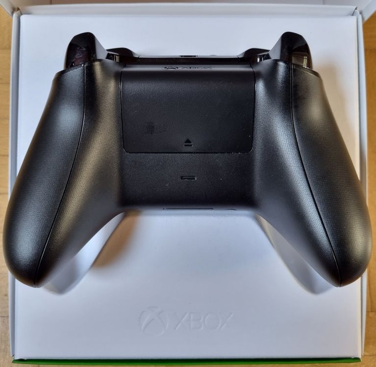 Microsoft : Xbox Wireless Controller + Cable for Windows | Kaufen auf Ricardo