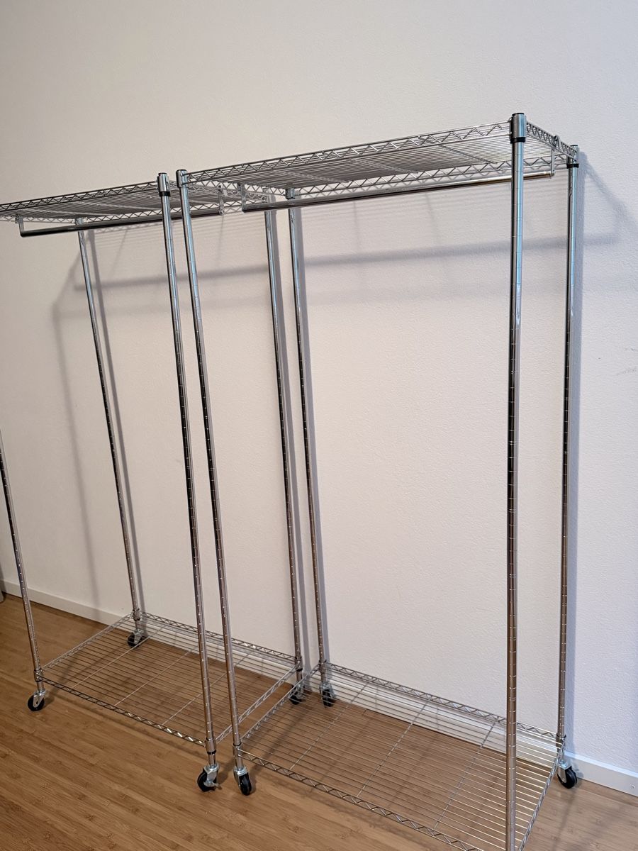 Chrome Clothes Rack on Wheels - Perfect for Extra Storage (Gebraucht ...