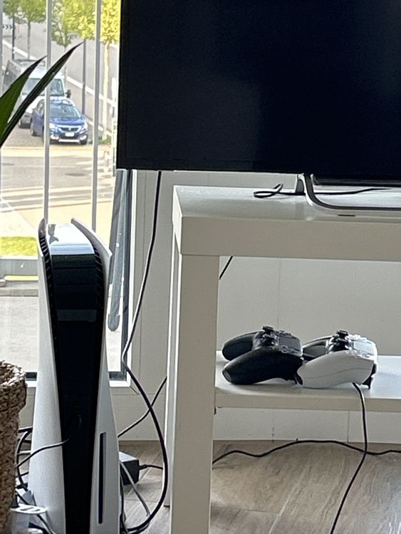 PS5 Disc Edition + Two Controllers | Kaufen auf Ricardo