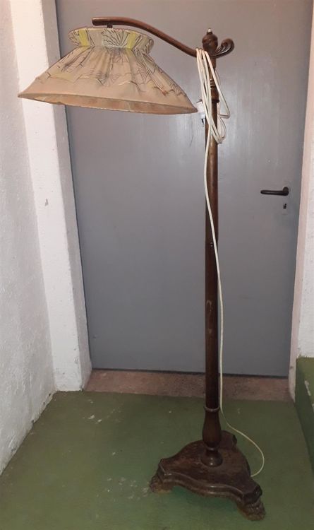 antike Stehlampe aus Holz * mit Schirm (Gebraucht) in Aeschi b. Spiez für CHF 25 – nur Abholung ...