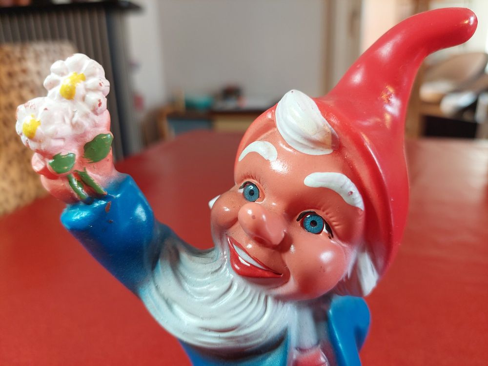 Nain de jardin en plastique avec deux marguerites à la main (Gebraucht ...