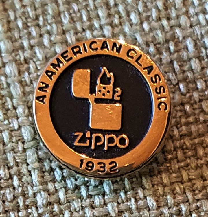 J852 Pin An American Classic zippo 1932 (Gebraucht) in Reinach BL für CHF 2 – mit Lieferung auf ...