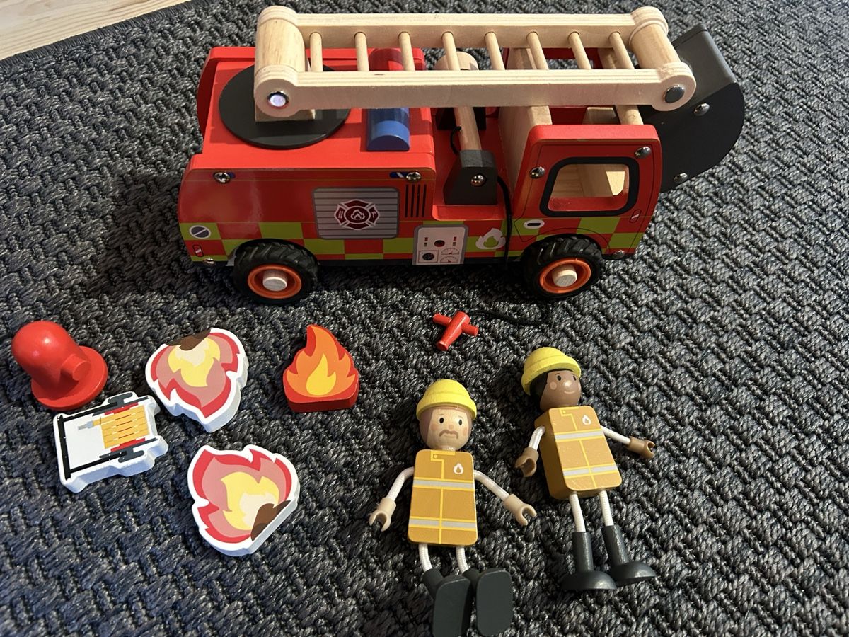 Wooden Fire Engine Toy with Accessories and Figures! (Neu (gemäss ...