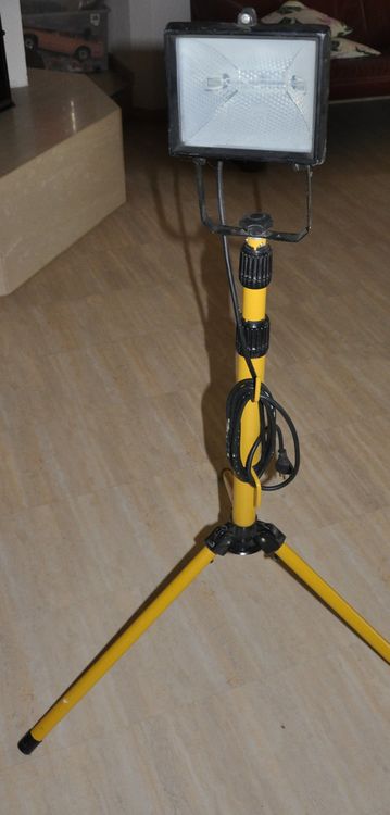 BAU-SCHEINWERFER HALOGEN 220V auf Stativ verstellbar (Gebraucht) in Matten b. Interl für CHF 36 ...