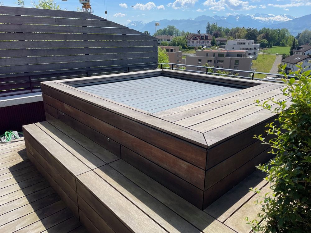 Whirlpool Jacuzzi mit elektrischer Rolladenabdeckung (Gebraucht) in ...