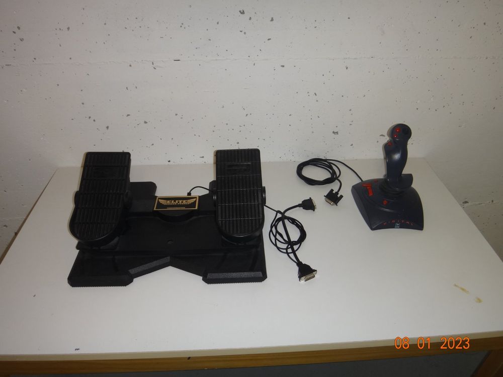 Logitec Joystick mit Thrustmaster Pedal für Flugsimulator (Gebraucht) in Füllinsdorf für CHF 25 ...
