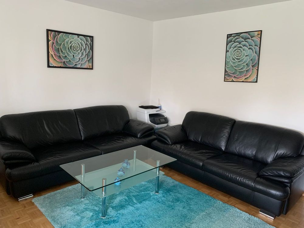 Schwarze Ledersofas 1 x 3er und 1 x 2er (Gebraucht) in uster für CHF 350 – nur Abholung auf ...