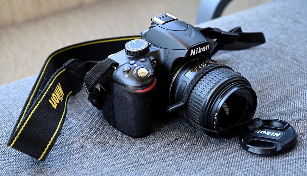 Nikon D3200 + Nikkor AF-S 18-55mm + Accessoires (Gebraucht) in Lausanne für CHF 114 – mit ...