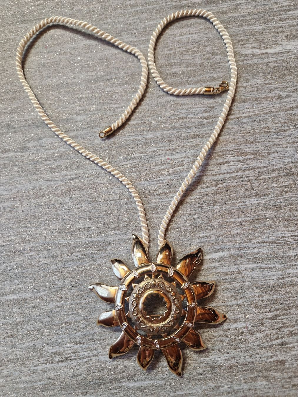 Seidenkordel weiss + 2 Anhänger Gold Pierre Lang (Gebraucht) in ...