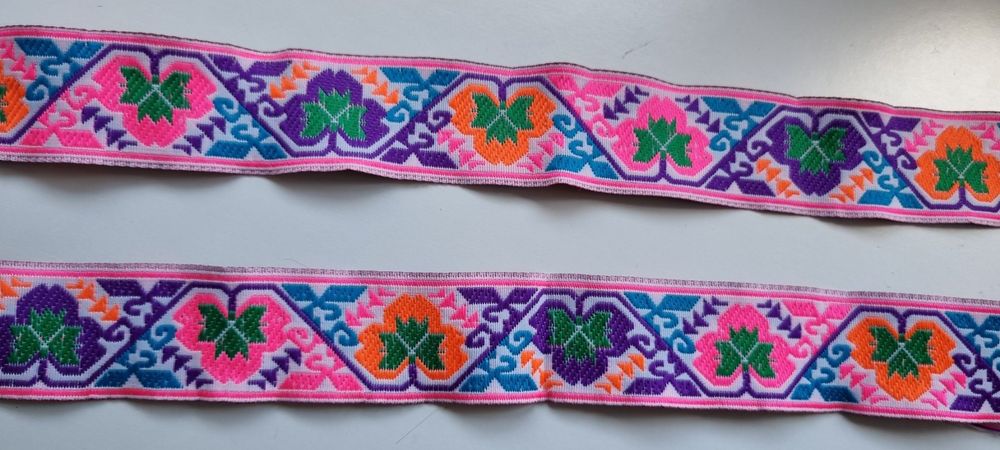 Stoff, Bordüre bestickt (Neu und originalverpackt) in Geroldswil für CHF 12 – mit Lieferung auf ...