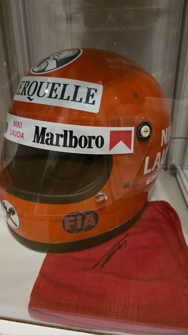 Réplique casque F1 1/1 Niki Lauda + balaclava signé (Gebraucht) in St ...