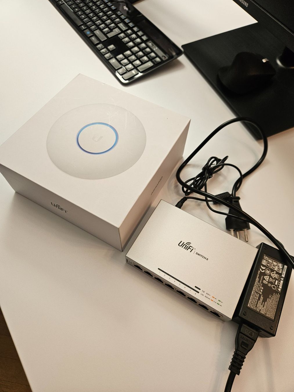 Neuwertiges UniFi Access Point und Switch 8, Top Zustand (Gebraucht) in ...