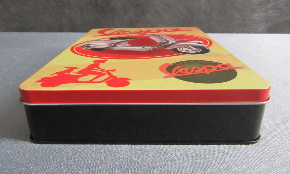 schöne Blechdose mit Vespa Motiv - ab CHF 5.00 (Gebraucht) in Auenstein für CHF 5 – mit ...