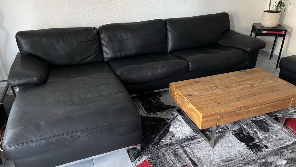 Zeitloses schwarzes Ecksofa mit Ottomane aus Echtleder (Gebraucht) in Studen BE für CHF 1 – nur ...
