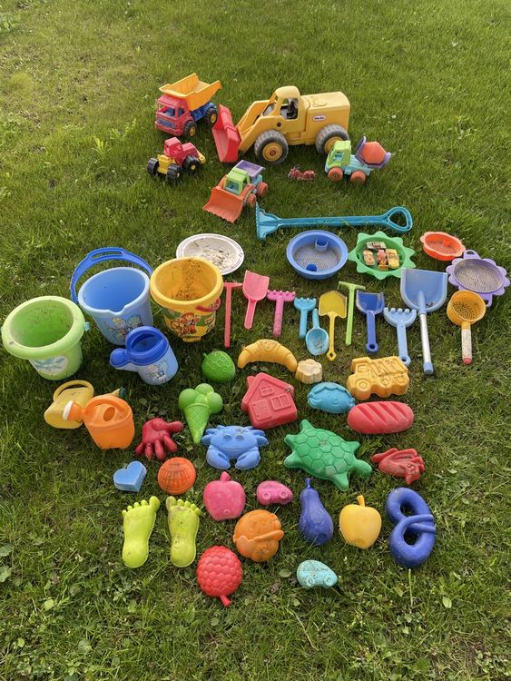 Grosses Set Sandspielzeug für fantasievolles Spielen im San | Kaufen ...