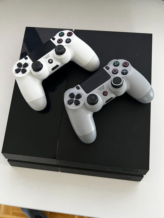 PS4 mit zwei Controllern (Gebraucht) in Buchrain für CHF 114 – mit ...