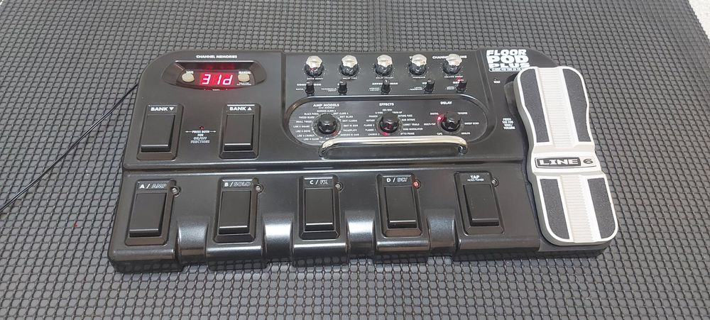 Line 6 Floor POD Plus Floor Guitar Preamp für E-Gitarre (Gebraucht) in ...