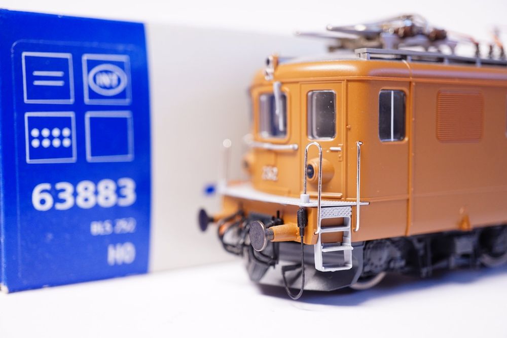 2ß Roco 63882 BLS Ae 4/4 252 braun (Gebraucht) in Thun für CHF 179 ...