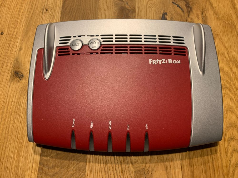 FRITZ!Box 5490 Fiber (Router) + Glasfaser- & Netzwerkkabel (Neu (gemäss ...