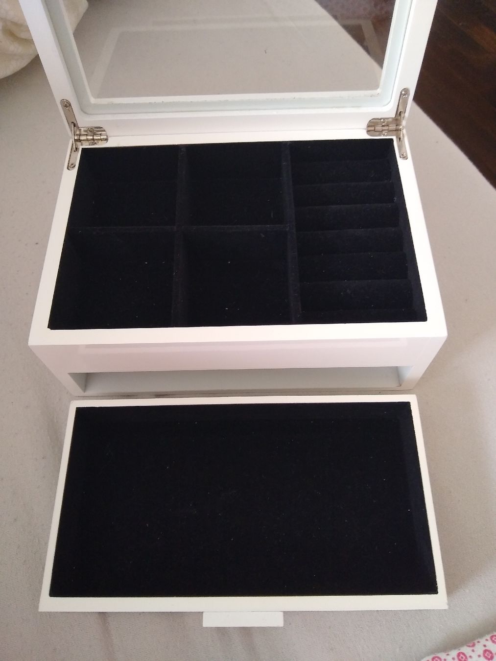 Like NEW! White modern wood and glass jewelry box (Neu (gemäss ...