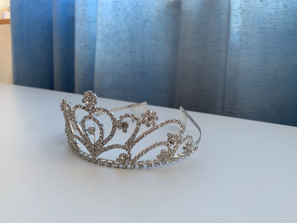 Krone / Diadem (Neu (gemäss Beschreibung)) in Arosa für CHF 3 – mit ...