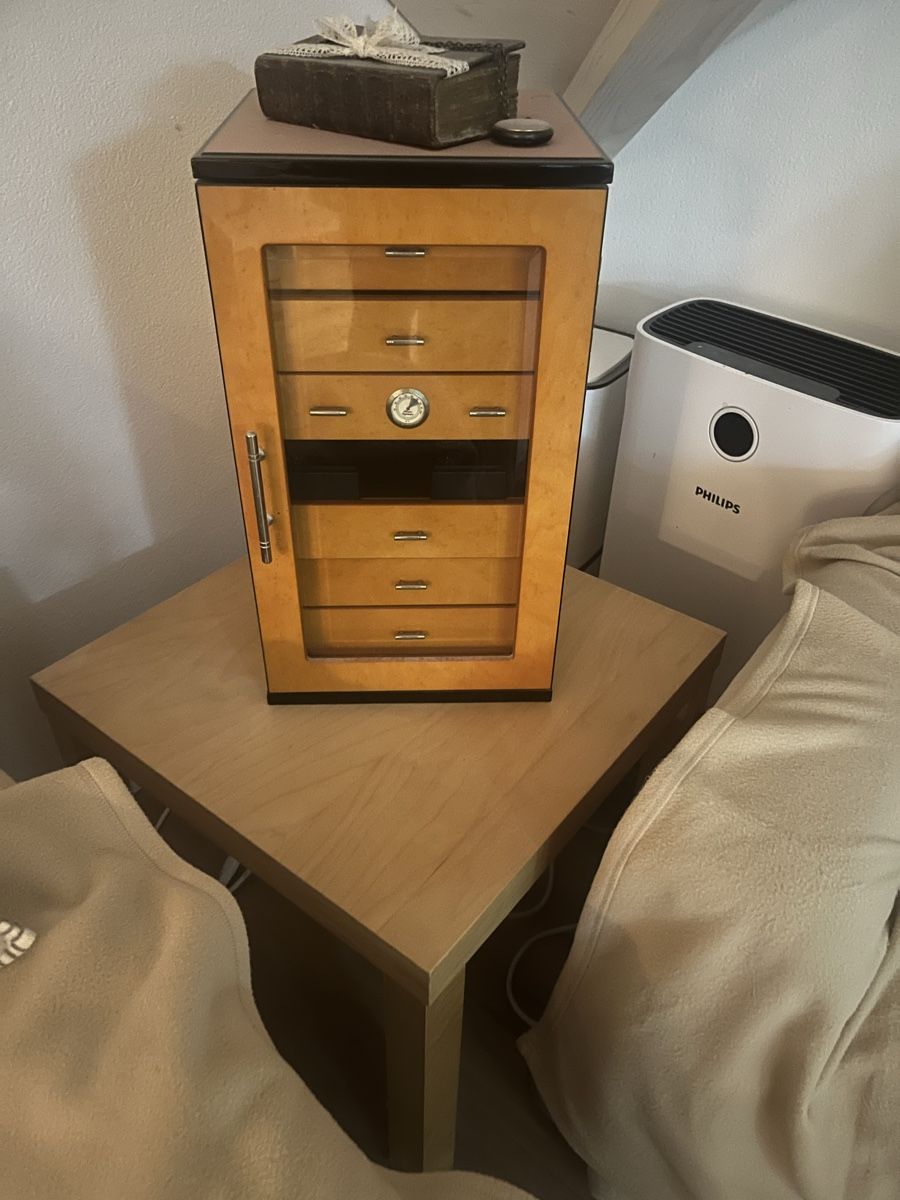 Humidor mit Befeuchter und Zigarren , Top Zustand! (Gebraucht) in ...