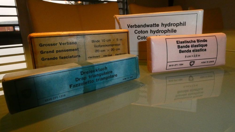 ASM Verbandmaterial aus der Armee Sanitätstasche (Gebraucht) in Rubigen für CHF 0.75 – mit ...