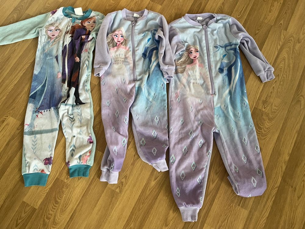 Anna und Elsa Pyjamas (Gebraucht) in Uster für CHF 5 – mit Lieferung ...