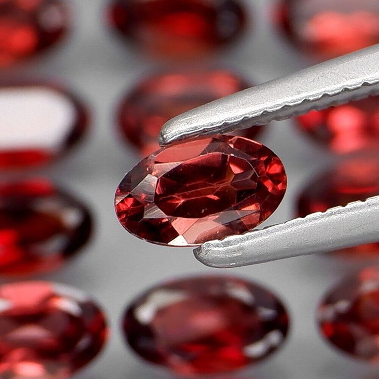 Vrai 0.305 Karat Natur Granat Rot aus Mosambik Edelstein Rot (Neu und ...