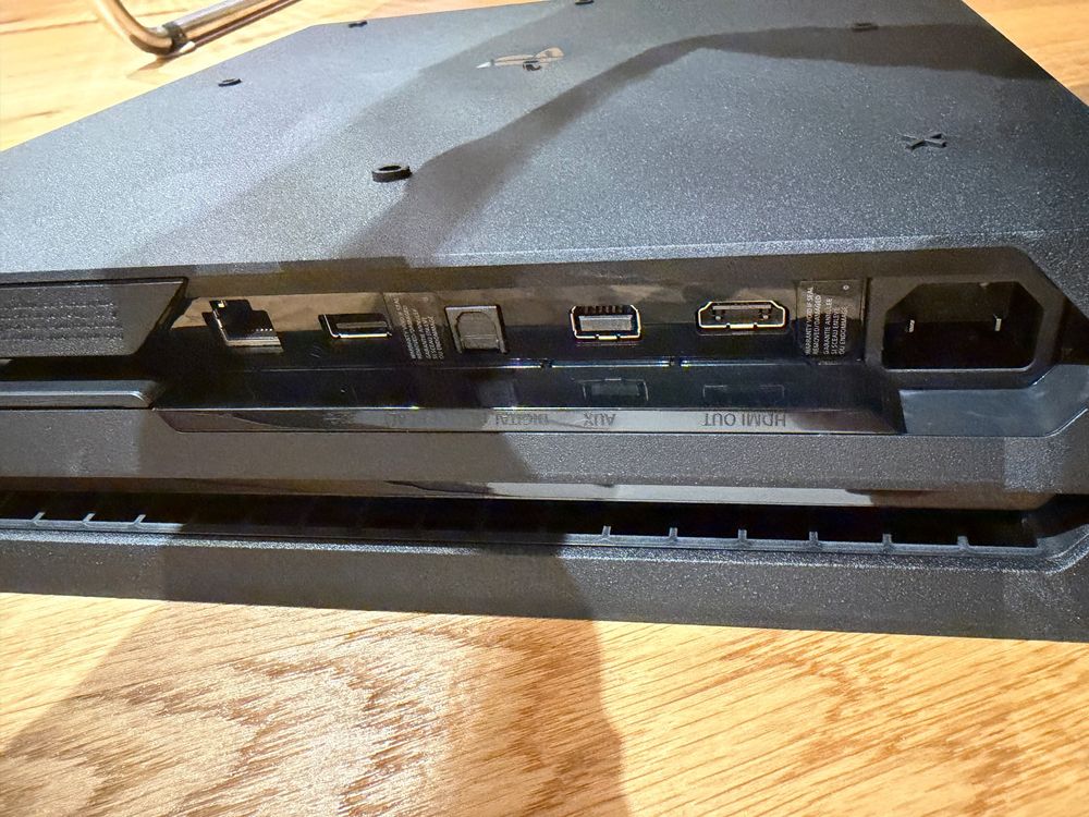 Playstation 4 Pro mit 1 TB Speicher, inkl. 2 Controller (Gebraucht) in ...