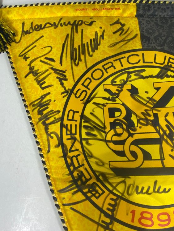 YB Young Boys grosser Wimpel 48cm um 1988 signiert Autogramm (Gebraucht) in Bern für CHF 98 ...