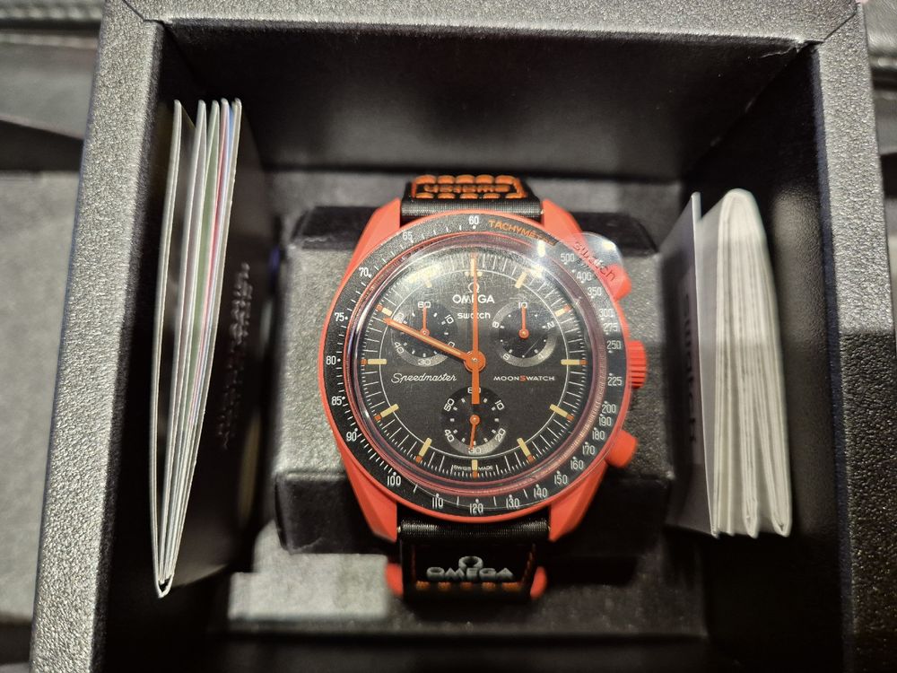 OMEGA x SWATCH Moonswatch Lava Mission on Earth Speedmaster (Neu und ...