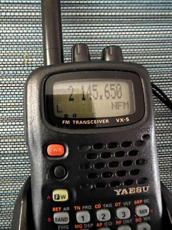 Yaesu VX-5R, 3 Band Funkgerät (6m, 2m, 70cm) mit 2x Antennen | Kaufen auf Ricardo