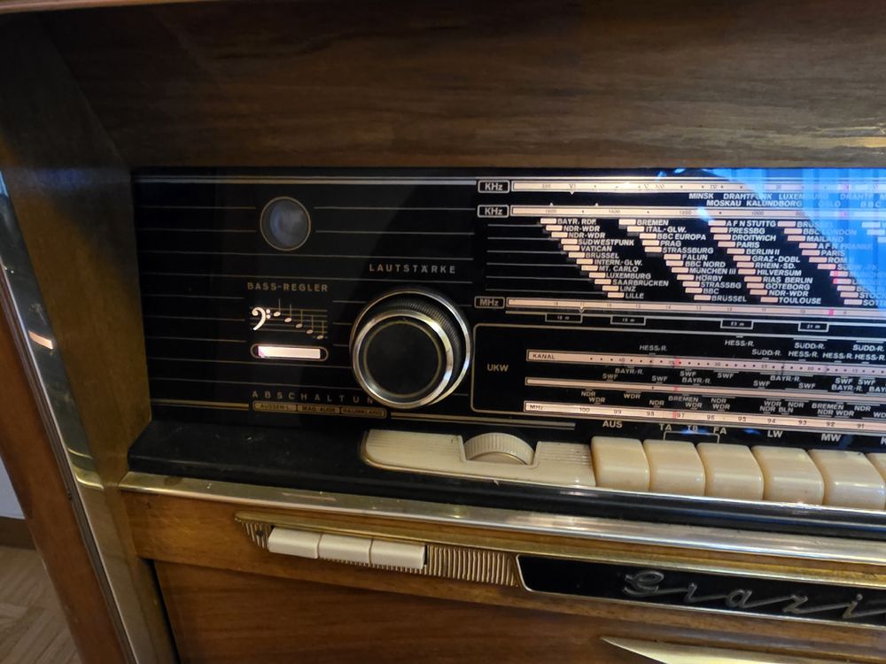 antiker Radio in sehr schönem Holzmöbel (Defekt) in Häutligen für CHF 1 ...