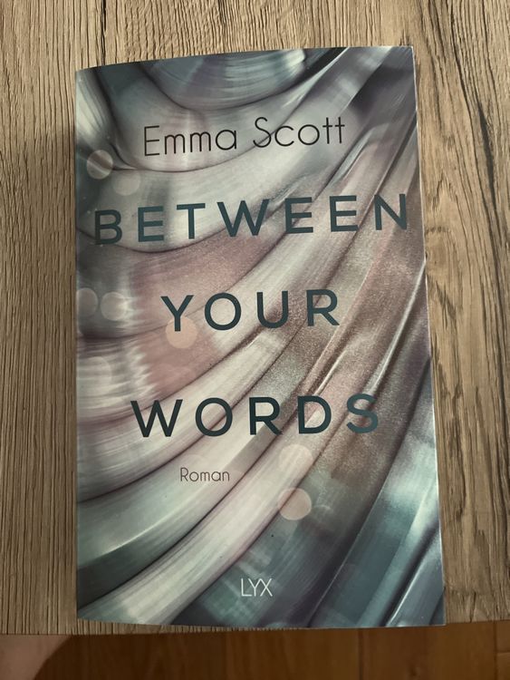 Emma Scott - Between Your Words (Neu (gemäss Beschreibung)) in ...