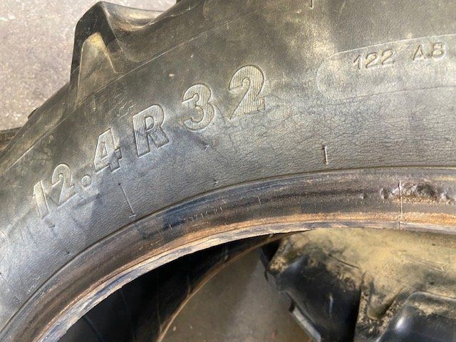 Traktor Reifen 12.4 R 32, Pneu, Rad (Defekt) in Neudorf für CHF 1 – nur ...