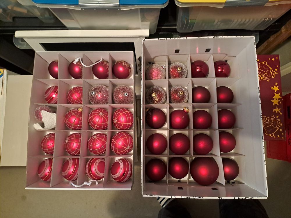 Pinke / Rote Weihnachtskugeln Kiste (Gebraucht) in Wohlenschwil für CHF ...