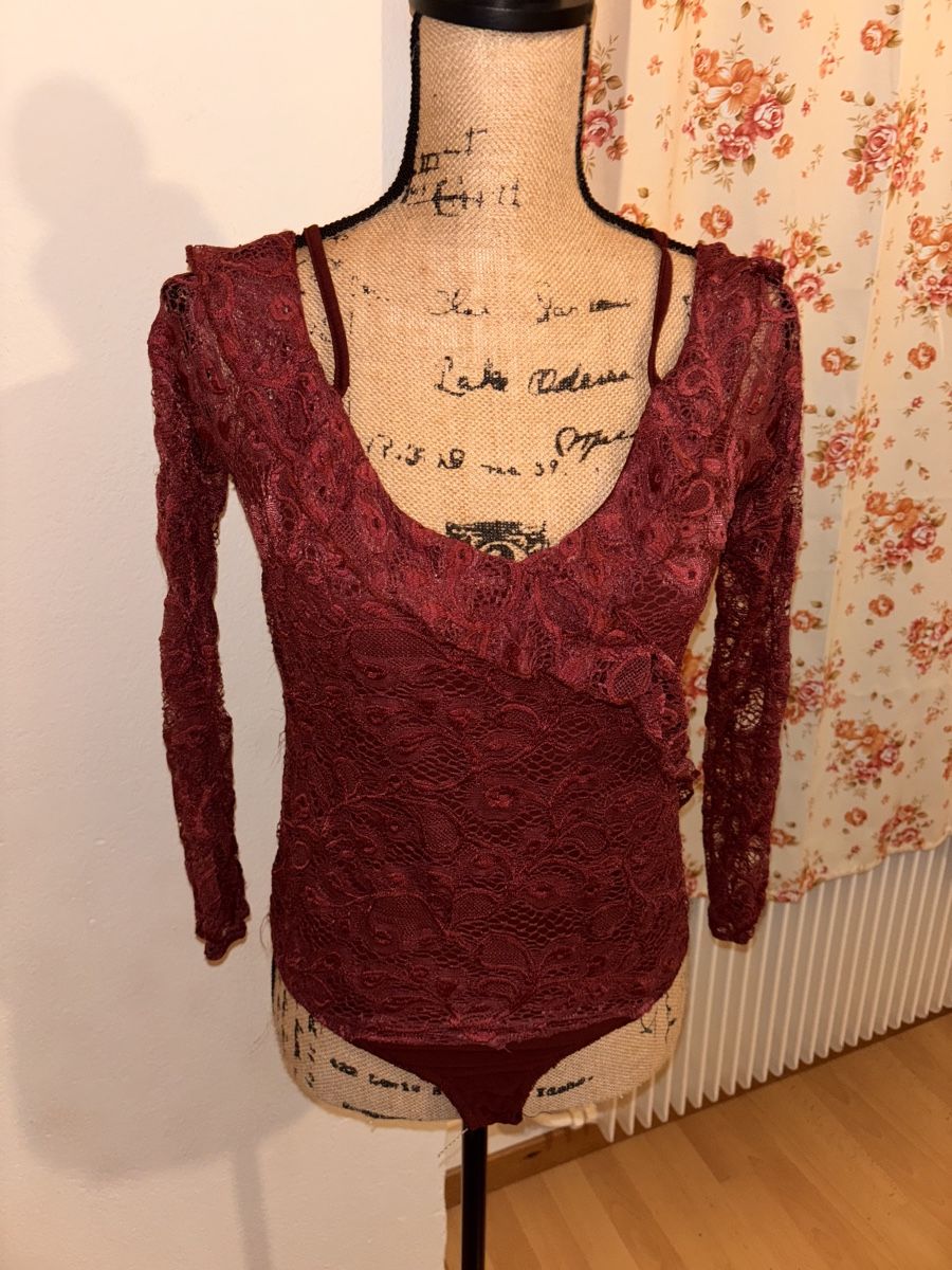 Bordeauxroter Body mit Spitze, Grösse S - Perfekt für Partys (Gebraucht ...