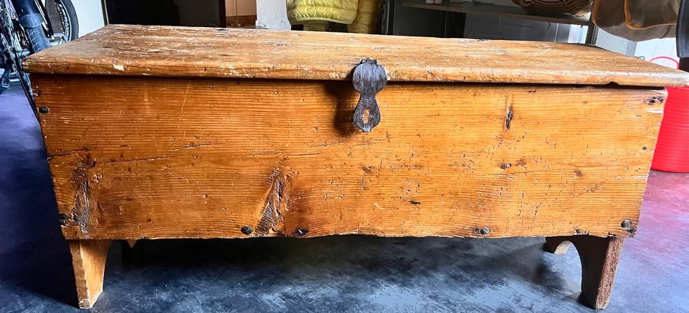 Coffre ancien en bois massif, style rustique (Gebraucht) in Genève für CHF 15 – nur Abholung auf ...