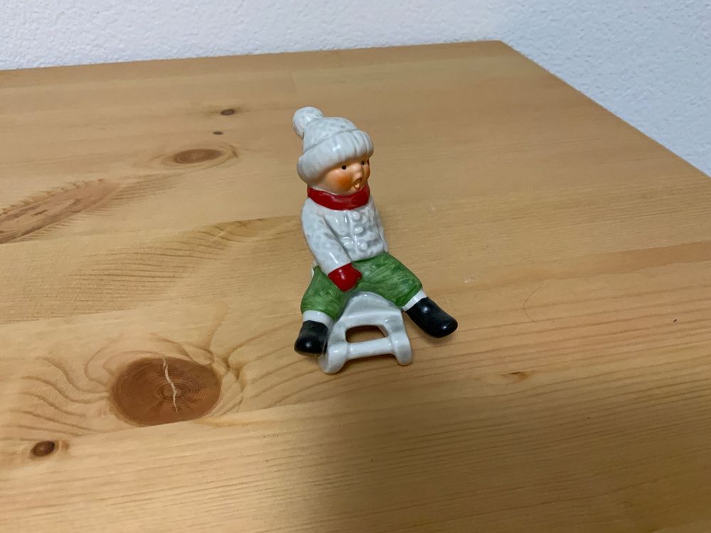 Winterliche Deko Figur, Junge auf Schlitten, Keramik Top! (Gebraucht ...
