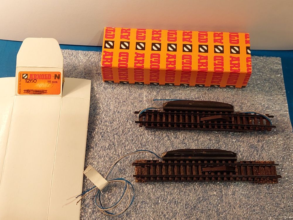 🚞 ZWEI x 1260 Arnold-N Entkupplungsgleis elektr 16V in OV (Neu (gemäss ...