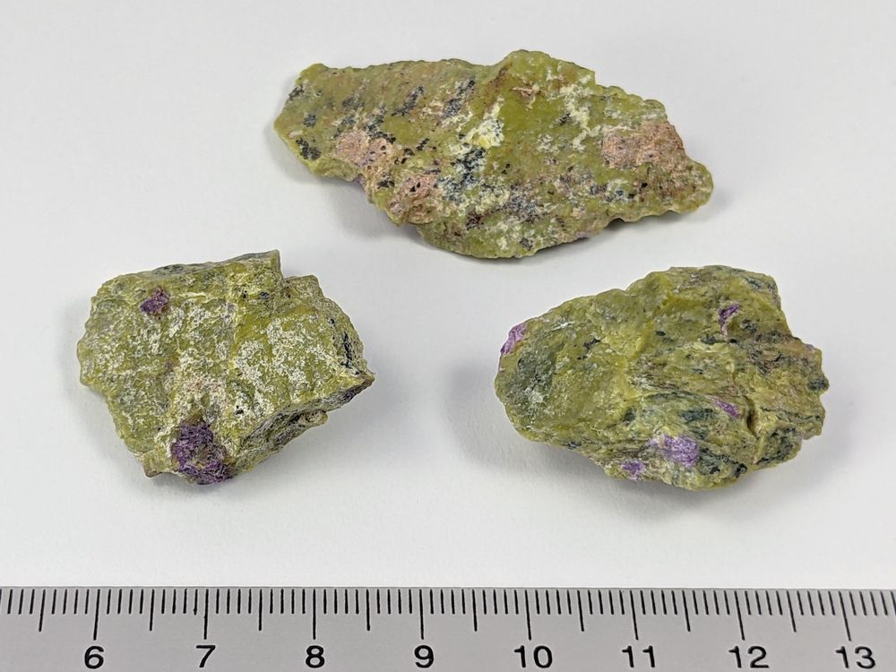 Serpentin-Stichtit Rohsteine 3,2 bis 4,7cm 3Stk. (Neu und originalverpackt) in Meilen für CHF 7. ...