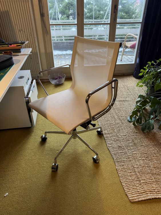 Used Office Chair - Chrome Frame and White Mesh Seat! (Gebraucht) in ...