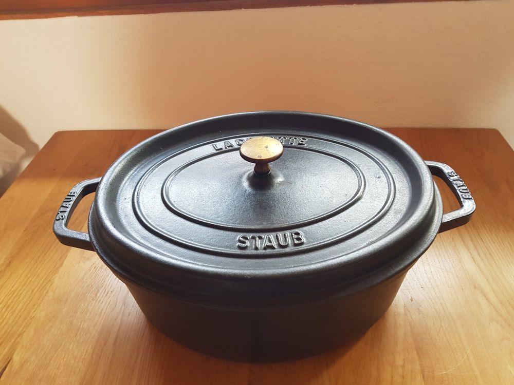 STAUB Cocotte bzw. Bräter oval - 31 cm - in schwarzem Guss (Gebraucht) in Zürich für CHF 121 ...