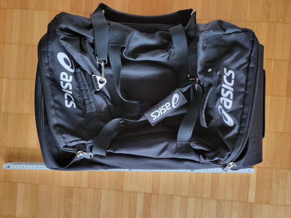 ASICS Tasche mit Rollen. 35x35x70cm (Gebraucht) in Mönchaltorf für CHF ...
